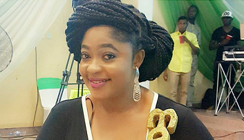 See How This Yoruba Actress Revealed Her Cleavages in Public (Photos)